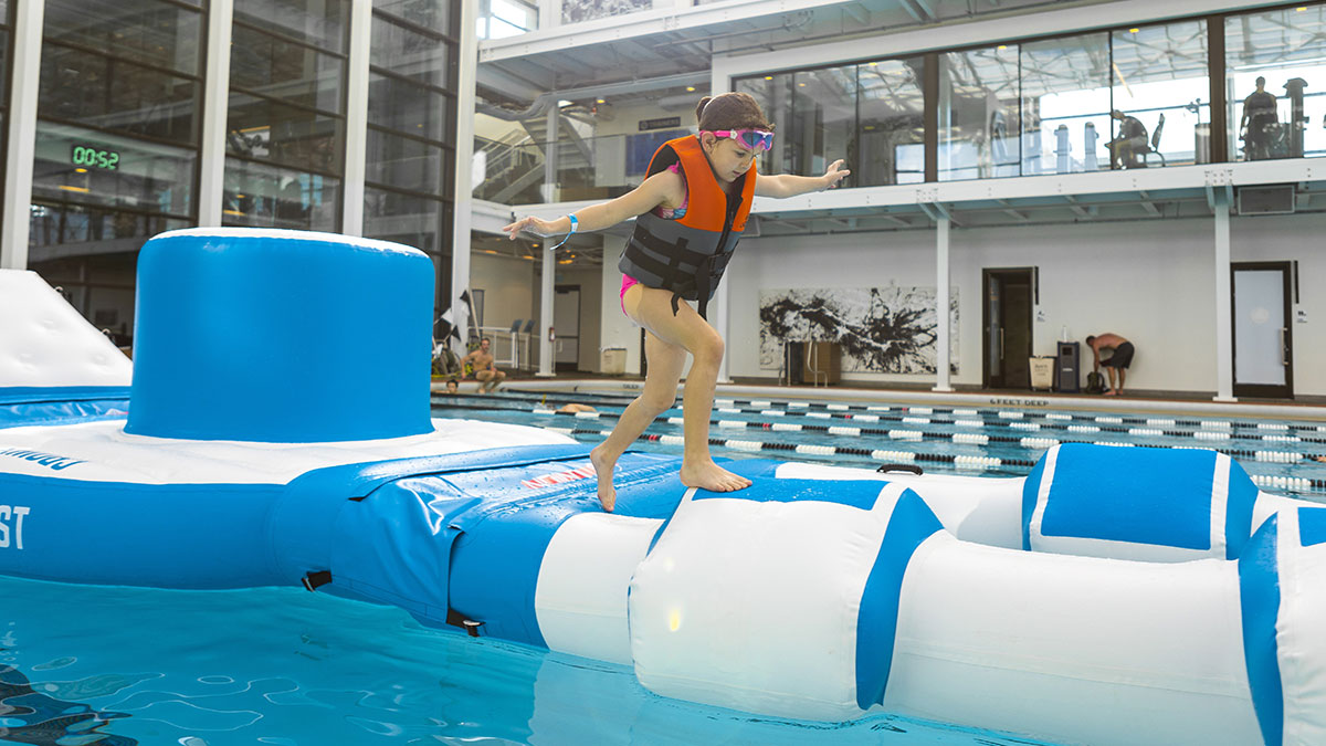 Modular inflatables suitable for any swimming pool - Watergames & More