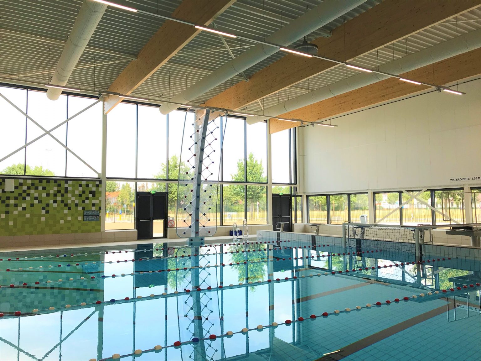 Wasserkletterwand Hallenbad Aquarena - Watergames & More